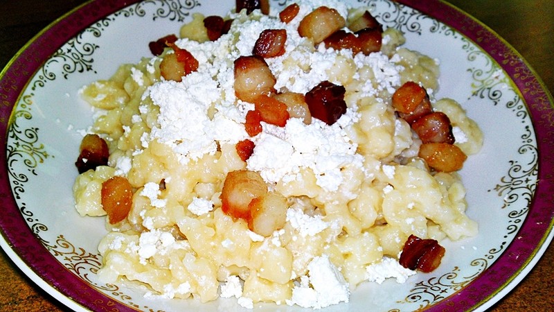 Pravé slovenské halušky s bryndzou a slaninou recept | Vaření.cz