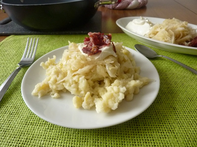 Pravé slovenské halušky s bryndzou a slaninou recept | Vaření.cz